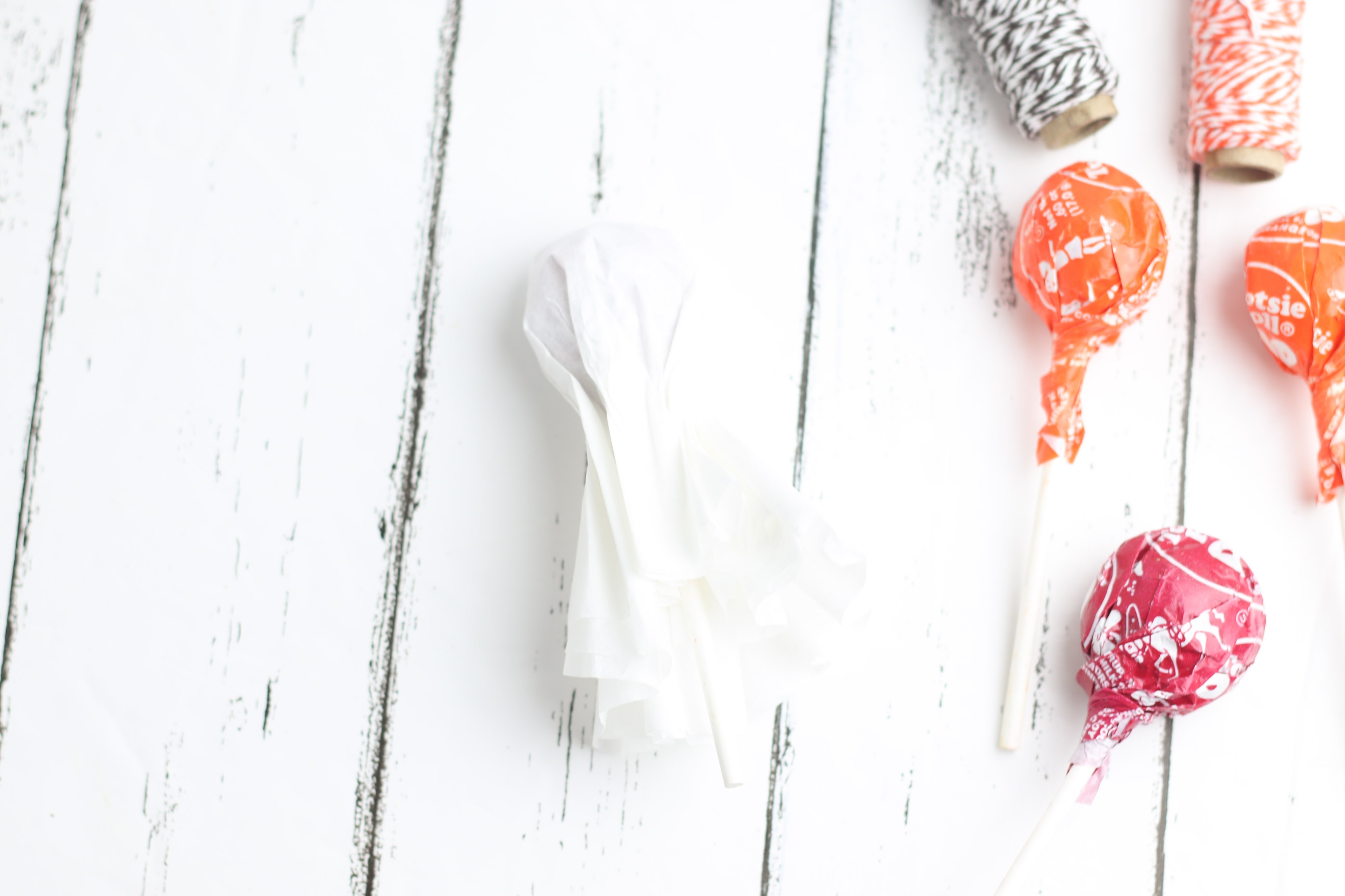 How To Make Spooky Ghost Lollipops For Halloween - Run To Radiance