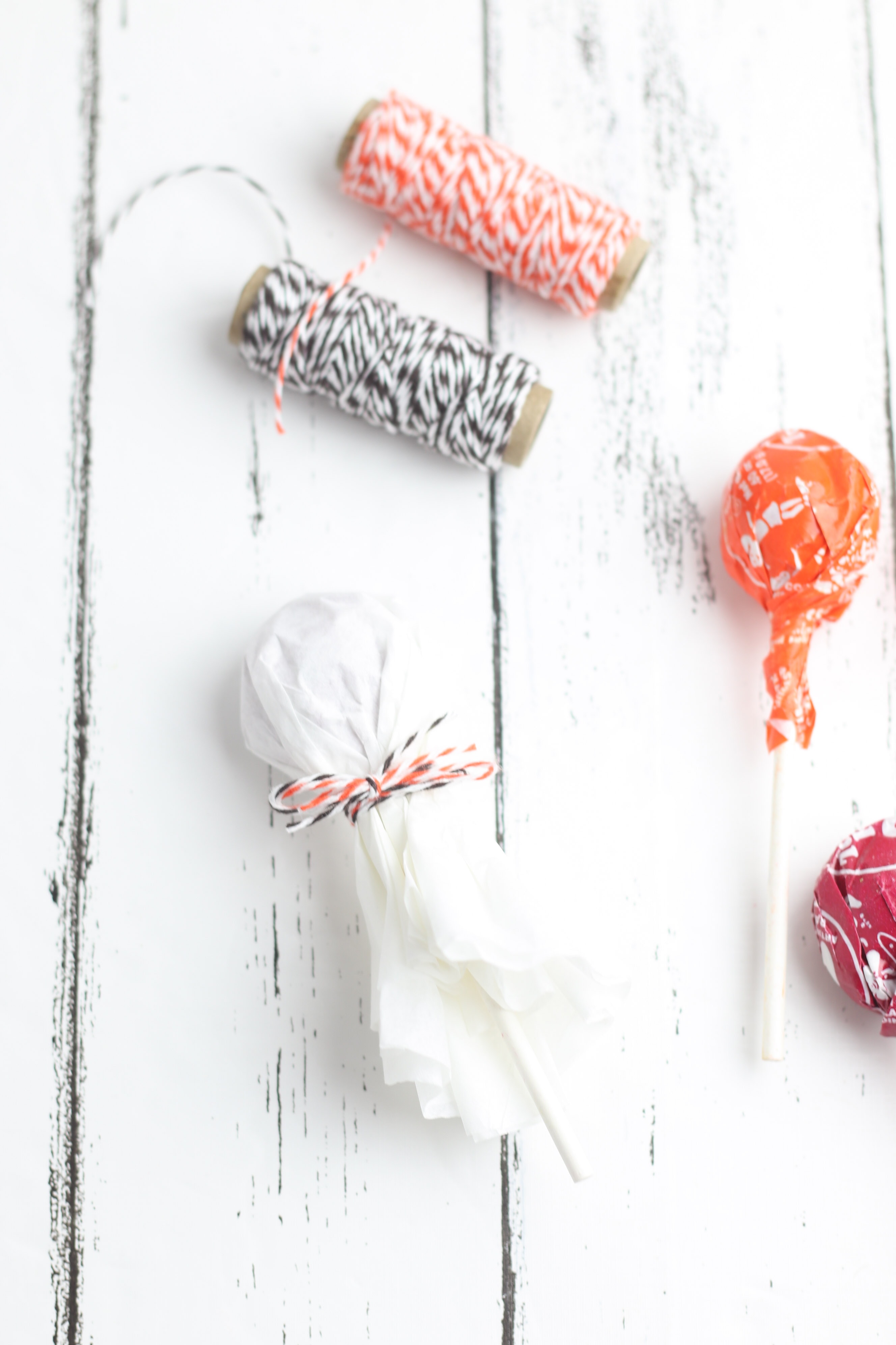 How To Make Spooky Ghost Lollipops For Halloween - Run To Radiance