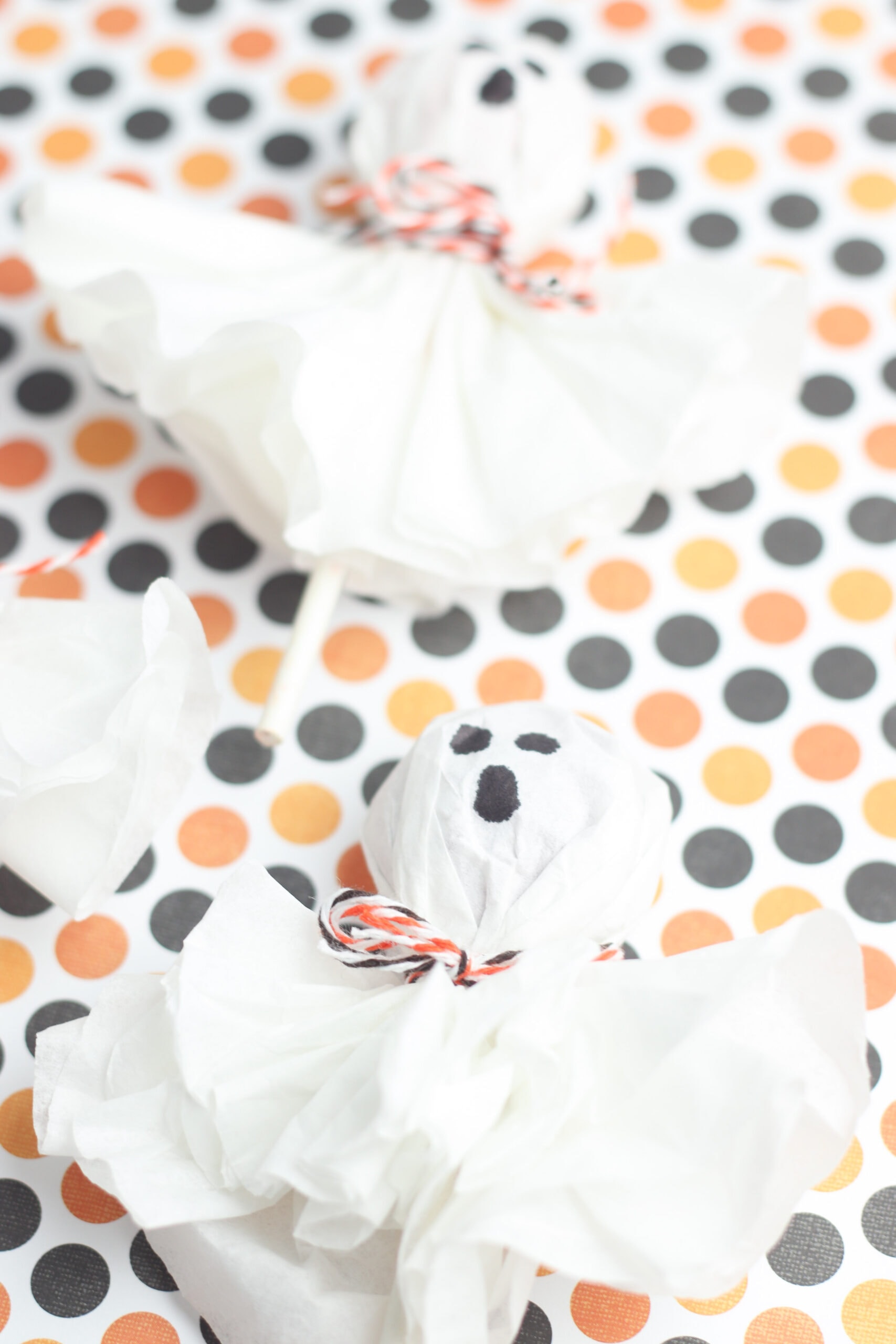 How To Make Spooky Ghost Lollipops For Halloween - Run To Radiance